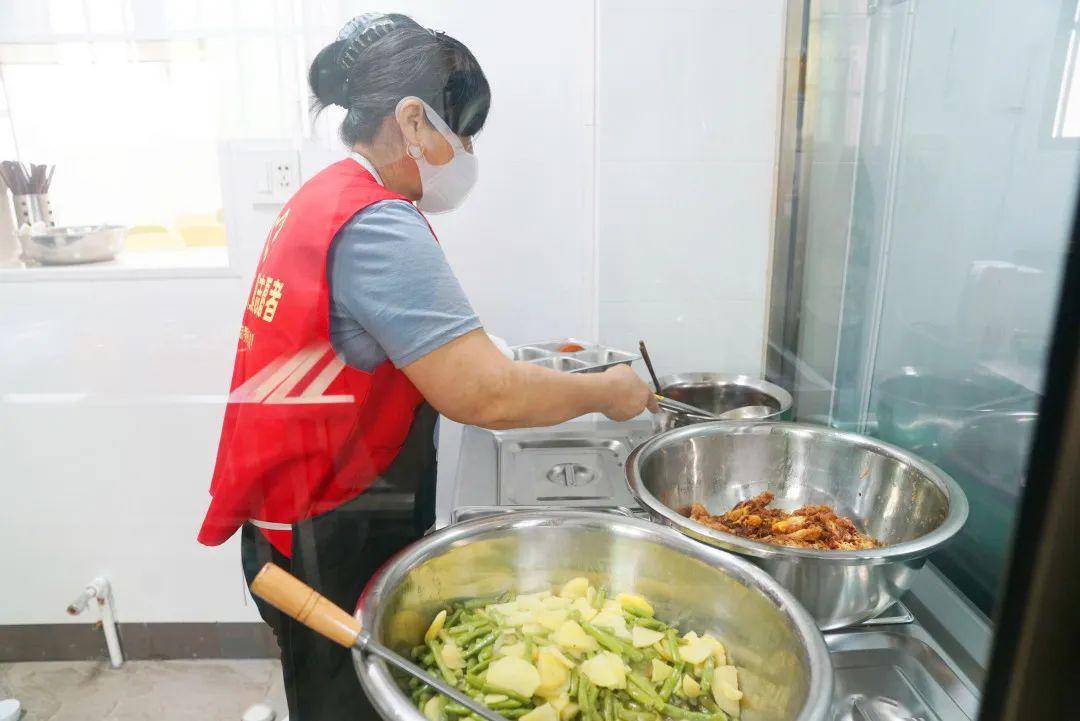 这家食堂专供老年人，两荤一素一汤只要五块！暖心！-搜狐大视野-搜狐新闻