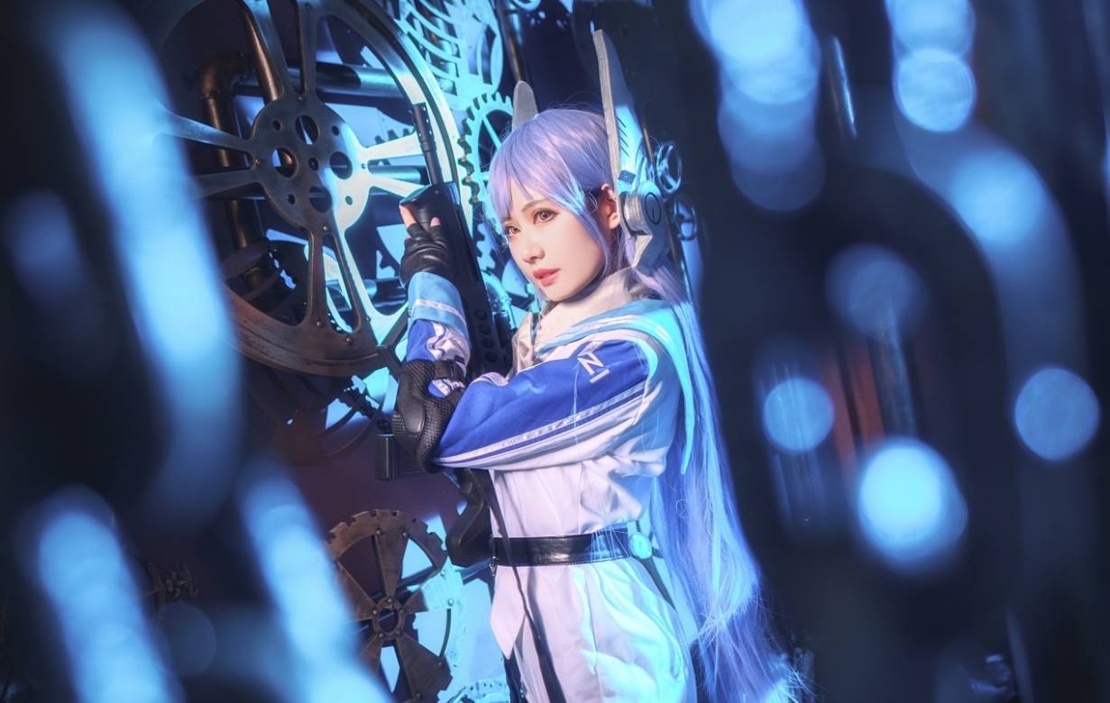 少女前线TAR-21 COS，水手服少女持枪侧坐，蓝毛黑袜又纯又欲-搜狐大视野-搜狐新闻