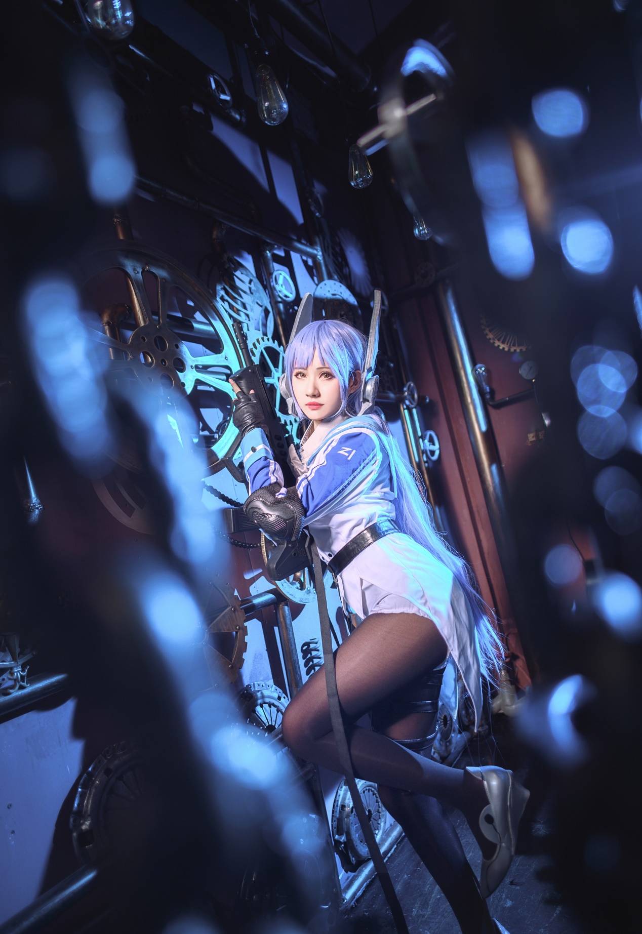 少女前线TAR-21 COS，水手服少女持枪侧坐，蓝毛黑袜又纯又欲-搜狐大视野-搜狐新闻