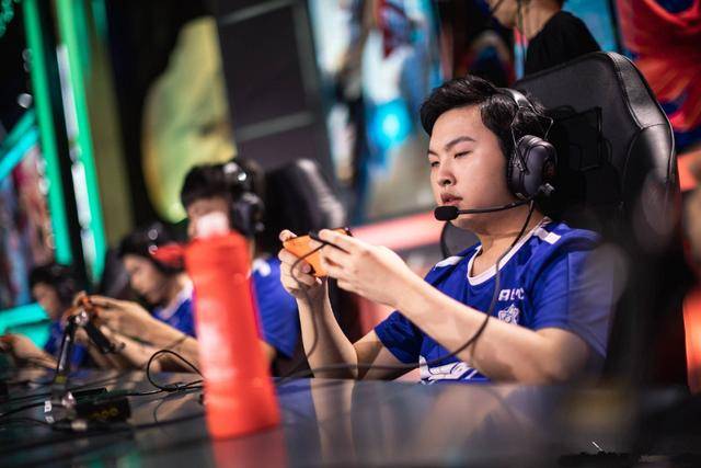 王者荣耀：eStarPro零封WE！王添龙才是最帅的少年！理由有三_猫神