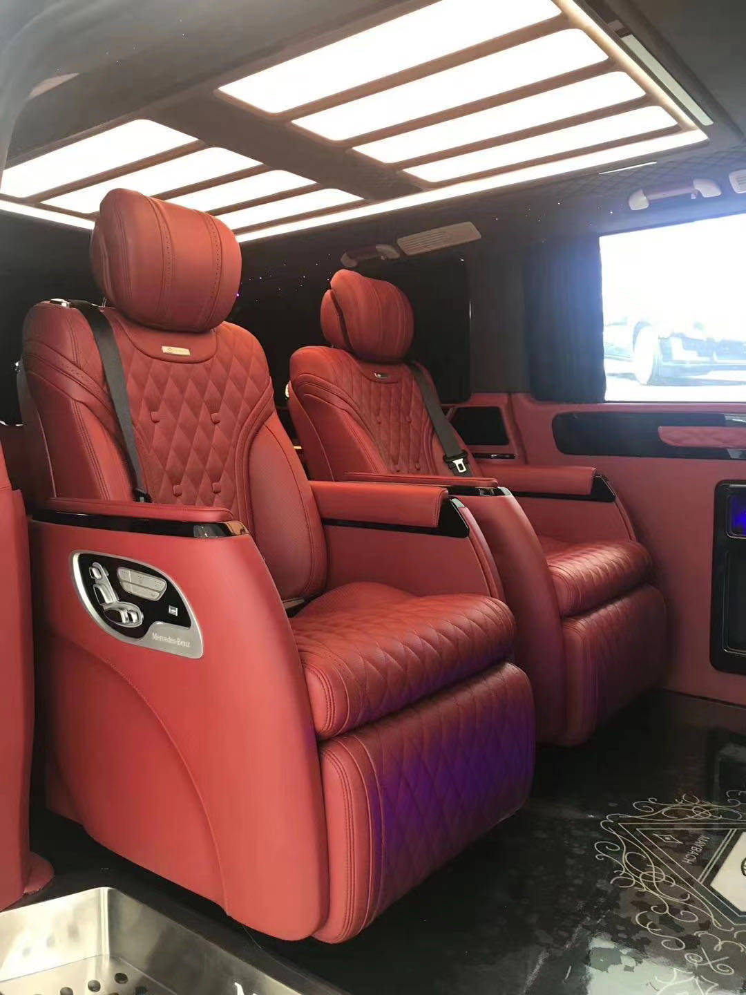 奔驰V260黑红内饰，耀眼夺目，是你的菜就来下单吧！_搜狐汽车_搜狐网