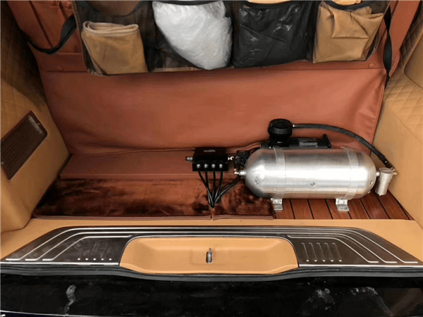 HF风格李洋讲述奔驰V260打造AIRBFT气动避震低趴效果案例_搜狐汽车_搜狐网