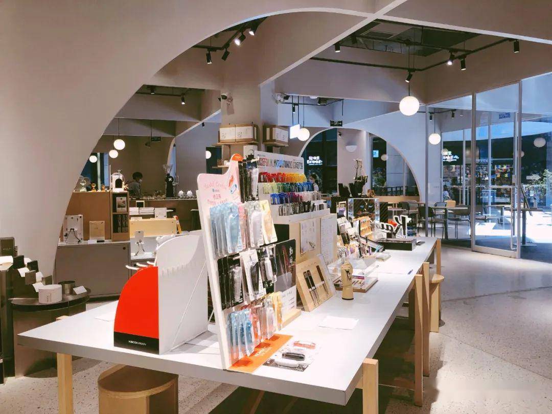 实探！Ins风、童趣阅读区、原版外文书籍…带你体验藏身龙湖里的郑州“Zui美书店”-搜狐大视野-搜狐新闻