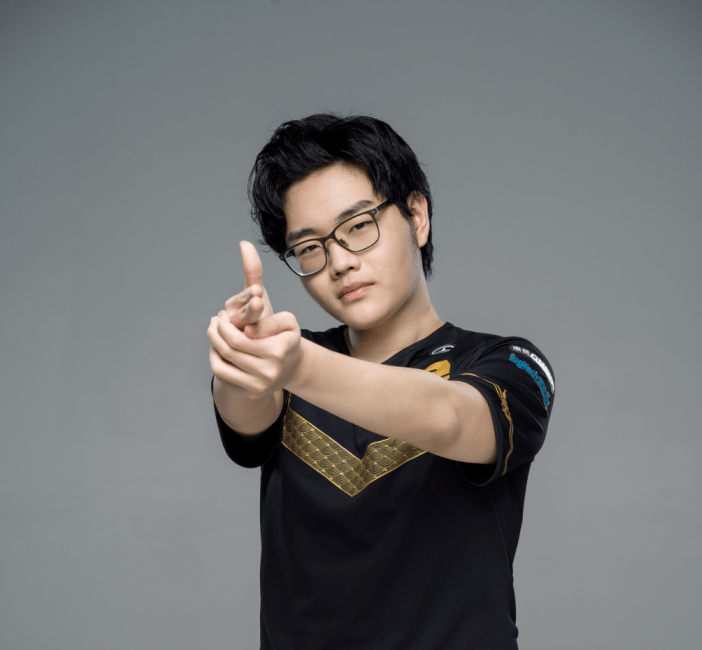 RNG赛后采访，Betty谈Uzi称赞自己：永远滴神只能是Uzi！_比赛