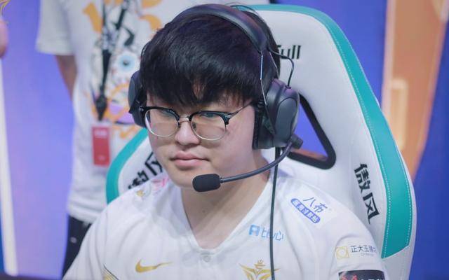 V5展现强者风范不把LGD放眼里，开会时间全员睡觉！LPL榜一的自信_战队