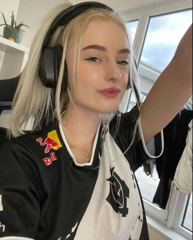 国外女主播推特立Flag：G2夺冠世界赛，穿G2队服拍欧美动作片_网友