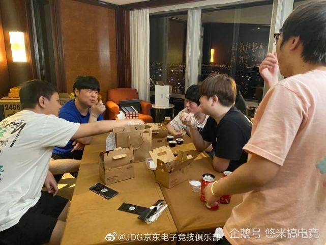 老友重聚！Clid深夜探班JDG 粉丝调侃：看宝被反野了_clid