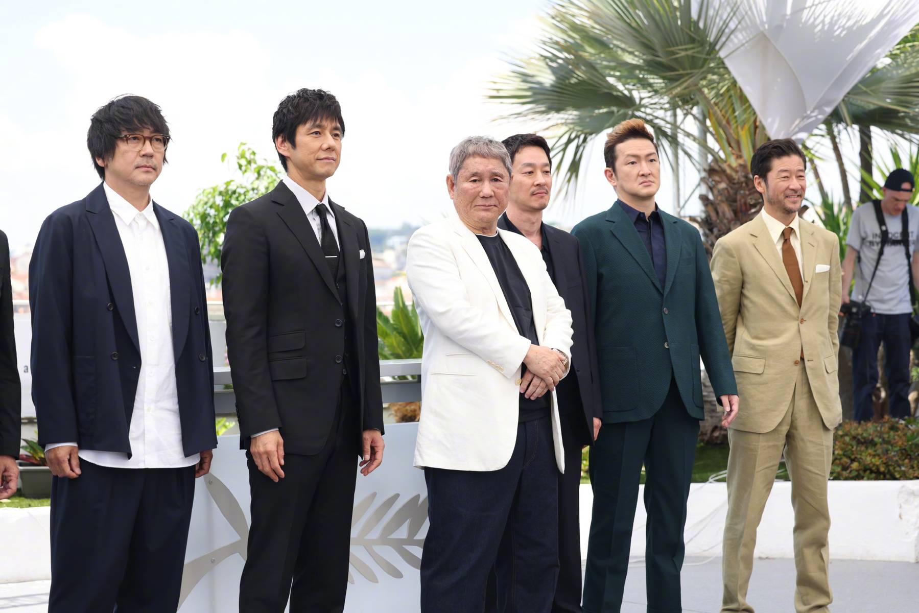 《首》戛纳photocall 北野武亮相“黑帮”气质拉满 搜狐大视野 搜狐新闻