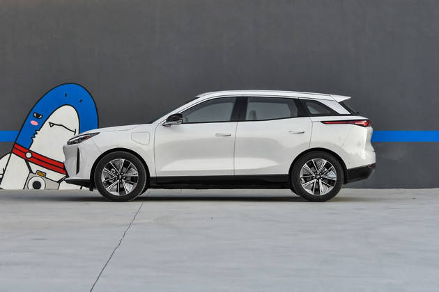 奔腾E01实车图曝光，FME平台打造/续航达450km-搜狐大视野-搜狐新闻