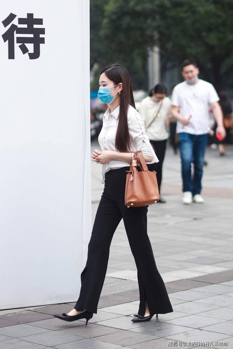 黑色阔腿休闲裤搭配白色翻领衬衫，端庄大方-搜狐大视野-搜狐新闻