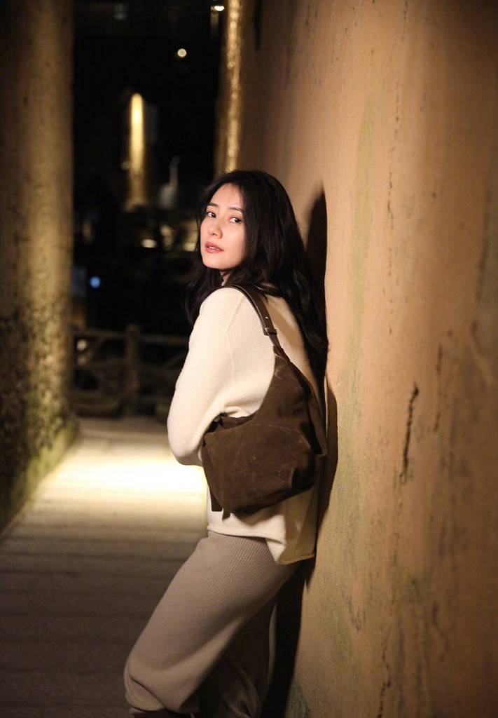 高圆圆晒夜色下街巷写真 浅咖色系穿搭温柔明媚 搜狐大视野 搜狐新闻