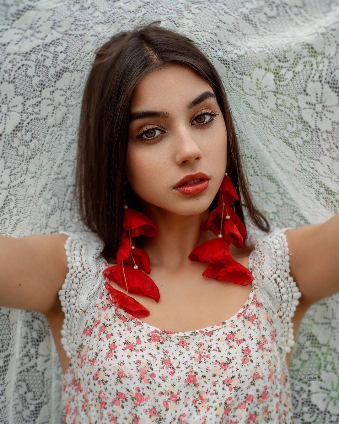 美到犯规的致命容颜，喜欢大秀美背的波兰女神_Maja