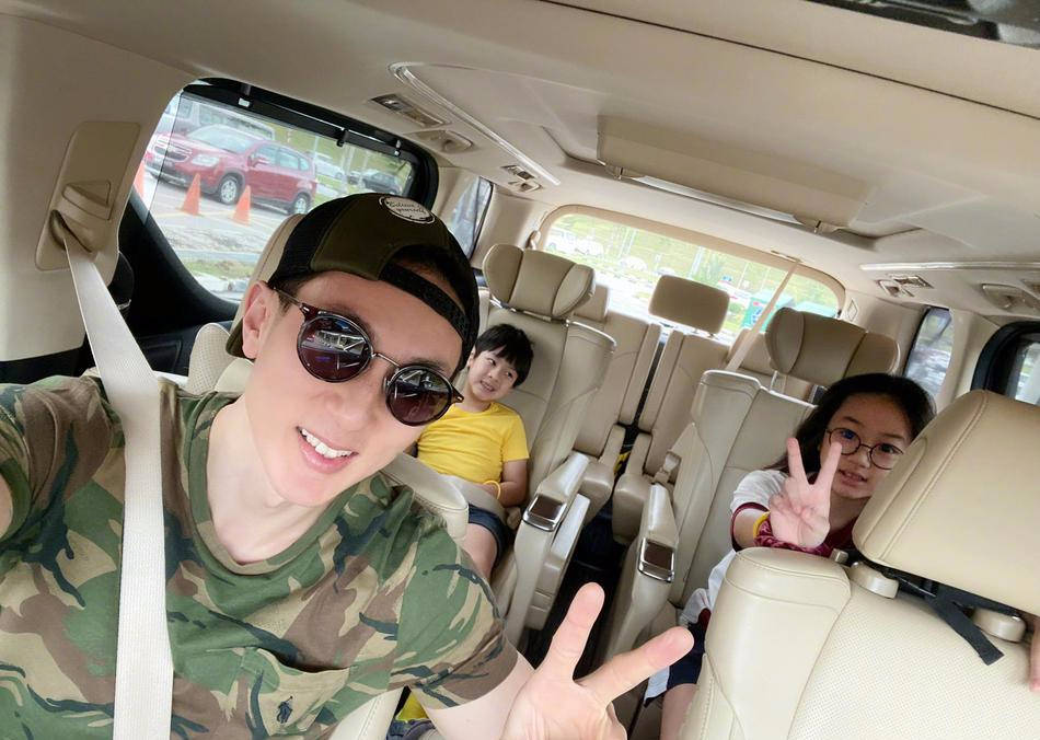 吴尊分享女儿儿子开学照 NeiNei对镜比耶Max超兴奋-搜狐大视野-搜狐新闻