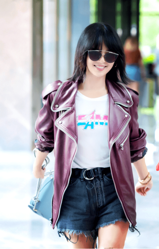 辛芷蕾的“龙须刘海”真减龄啊！穿小香风外套好少女，御姐变萌妹-搜狐大视野-搜狐新闻