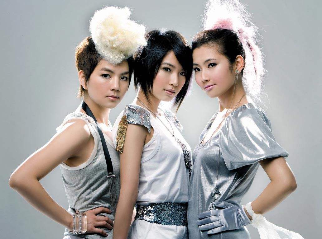 SHE三人近况如何？曾经被指最美的一个，如今却让大家最心疼_Selina