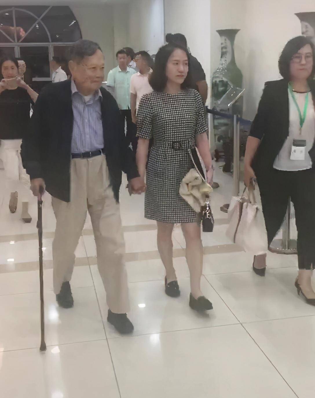 翁帆和98岁杨振宁十指紧扣，扎丸子头更显年轻，脸上浮现幸福微笑_杨教授