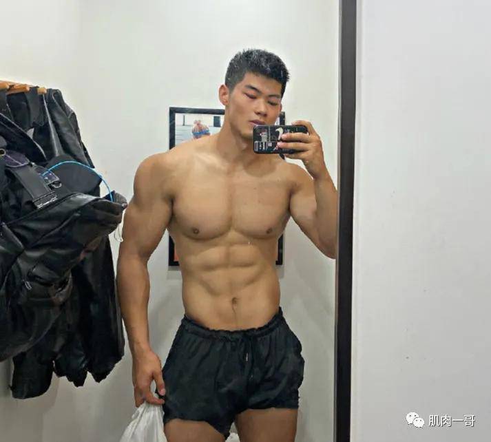 上海肌肉男更衣室性感自拍，网友：我太可以了-搜狐大视野-搜狐新闻