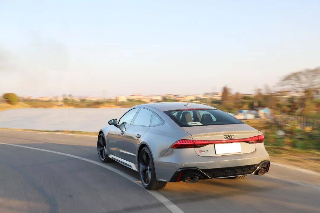 海川品车|又造出快到起飞的新车--试驾奥迪RS7 Sportback_搜狐汽车_搜狐网