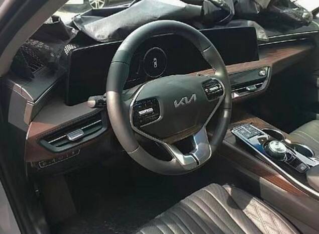 全新起亚K8亮相街头，奔驰同款大屏内饰+8AT，尺寸与奥迪A6看齐_搜狐汽车_搜狐网