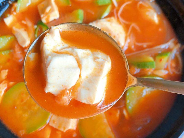 鲜嫩的豆腐搭配韩式泡菜，做一锅韩式嫩豆腐汤，鲜美好喝_步骤