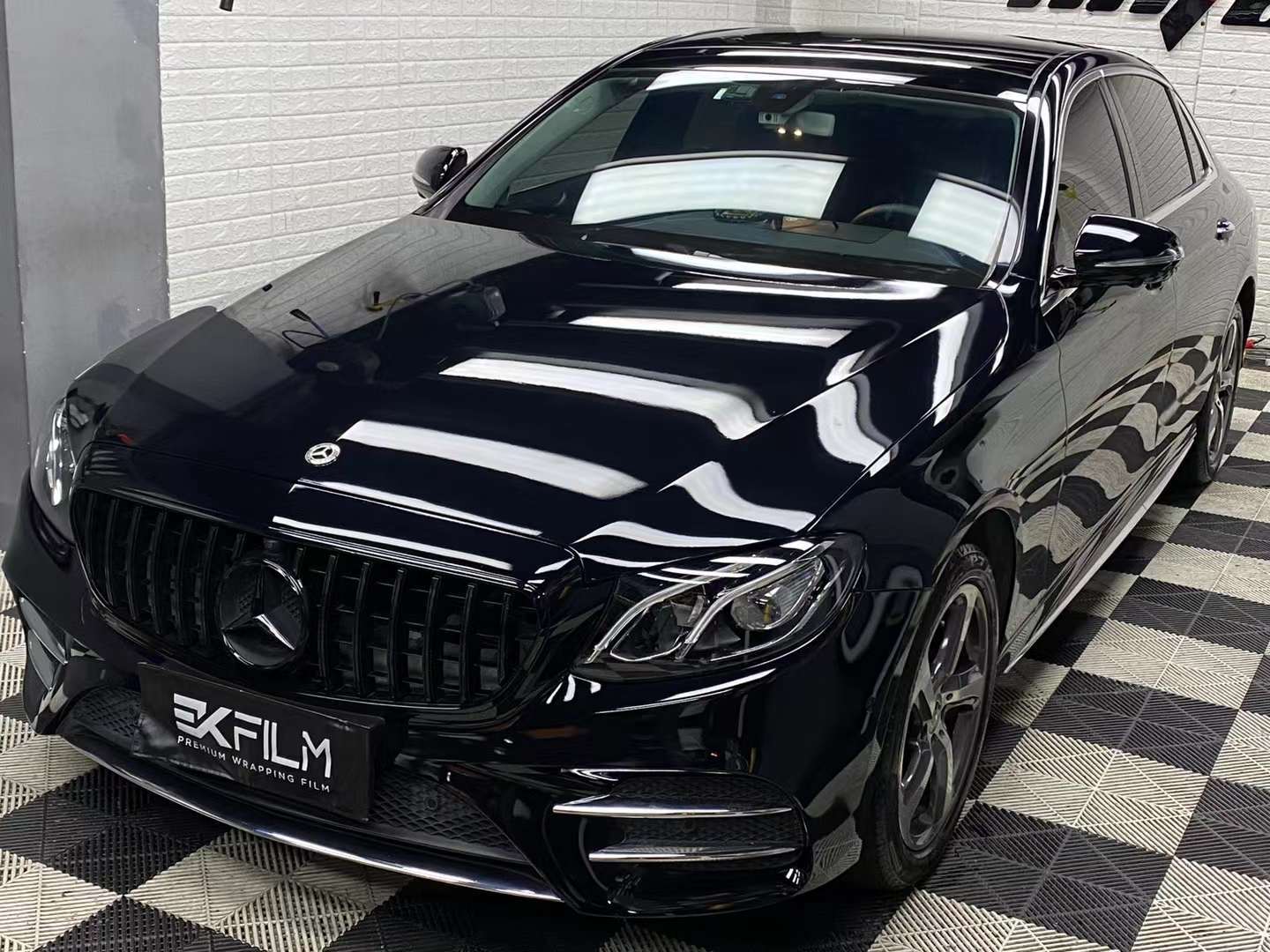 奔驰E级全车黑化！贴膜EKFILM-EK改色膜PET 超级亮黑_搜狐汽车_搜狐网