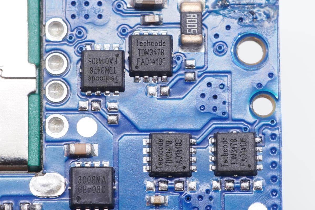 采用南芯SC8905升降压方案，绿联20000mAh 45W快充移动电源拆解_保护