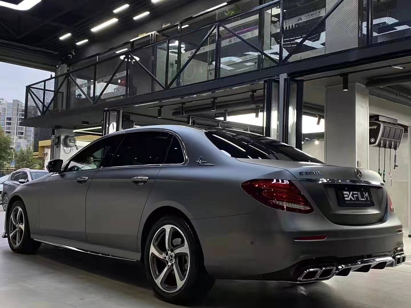 奔驰E300L汽车贴膜EKFILM改色膜AMG山灰_搜狐汽车_搜狐网