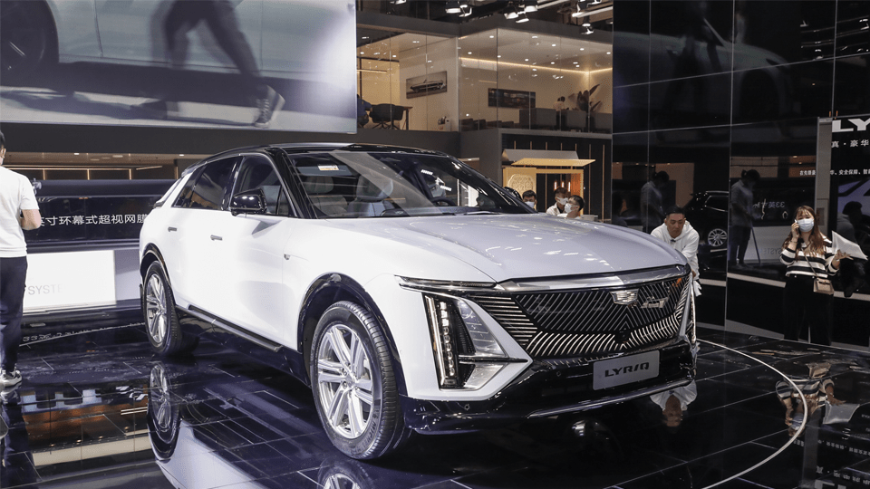 凯迪拉克LYRIQ比蔚来ES8香？网友：这次打算降几万？_搜狐汽车_搜狐网