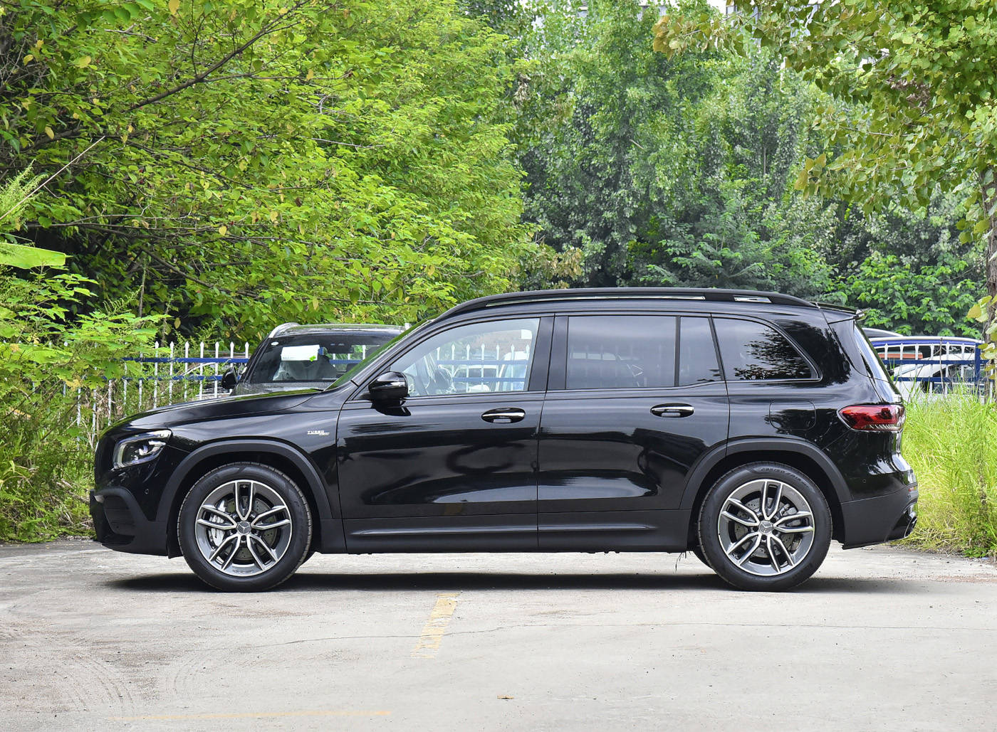 奔驰GLB AMG：2.0T可迸发306马力，7座需选装，优惠后40万出头_搜狐汽车_搜狐网