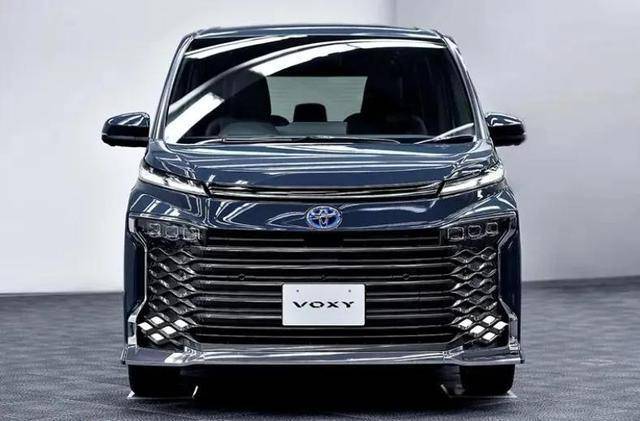 面向刚需家庭紧凑型MPV，首代丰田Voxy亮相 | 乐惠车