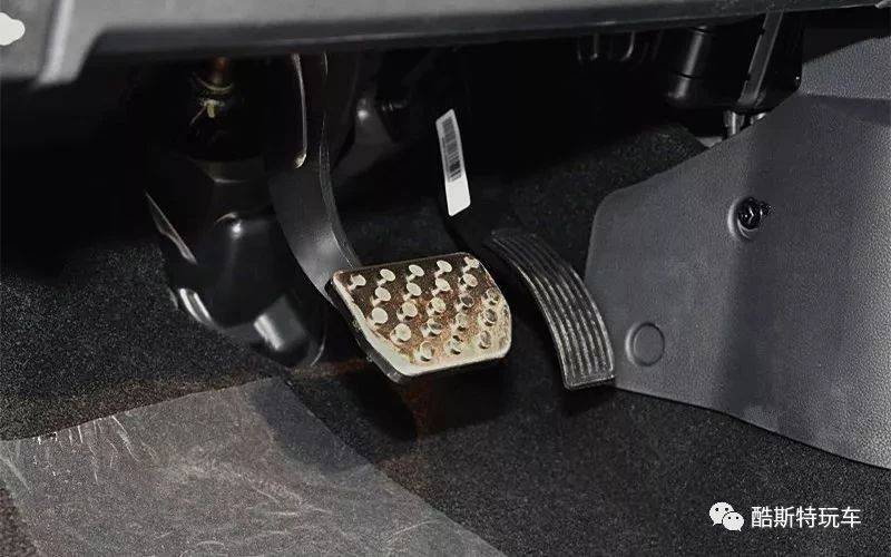 刹车踏板之所以那么高，不单单只是为了让你识别油门刹车_搜狐汽车_搜狐网