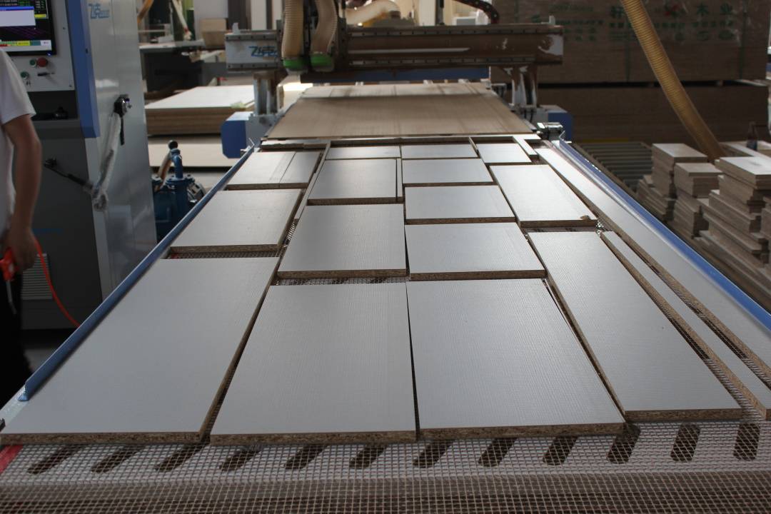 带你走进帝王柜族工厂内部！一探板材激光无缝封边工艺_都会_加工_生产的