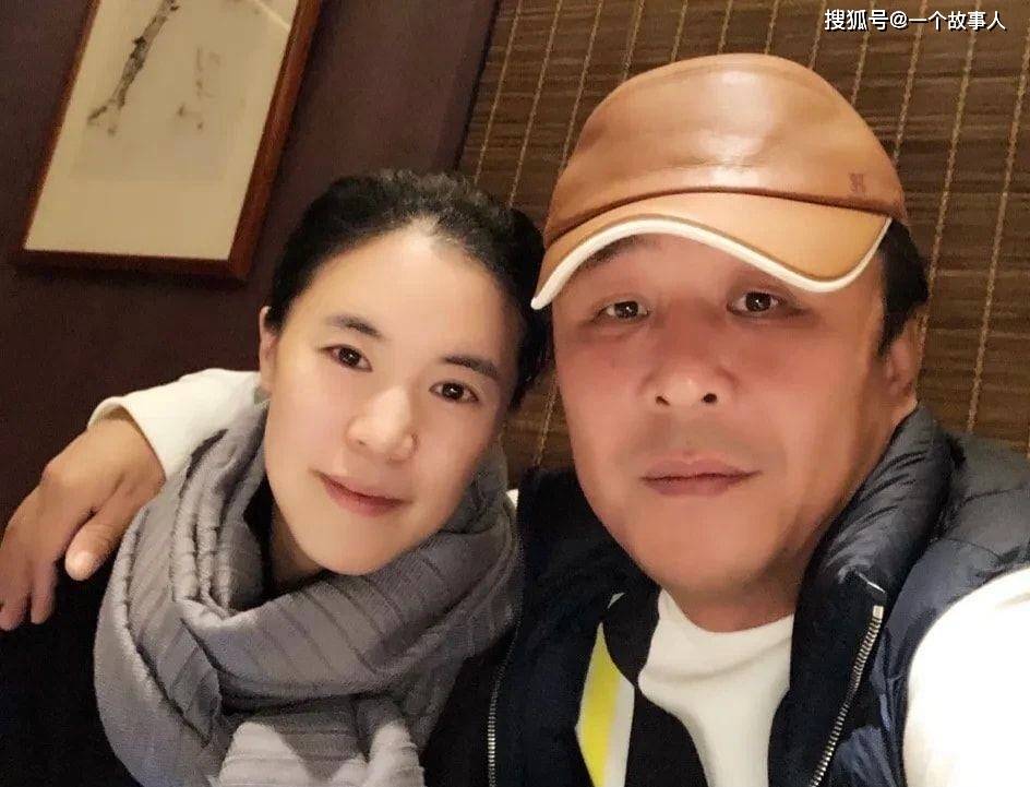 44岁王楠教女儿严厉，哭了还要练！52岁富豪老公心疼，一家四口幸福郭斌乒乓球训练