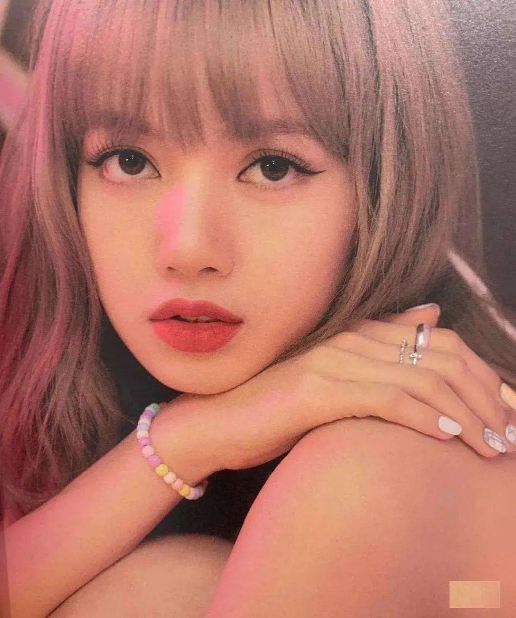 Lisa杂志写真尽显性感魅力！肤白貌美大长腿太撩人_秀发_Crush_金色