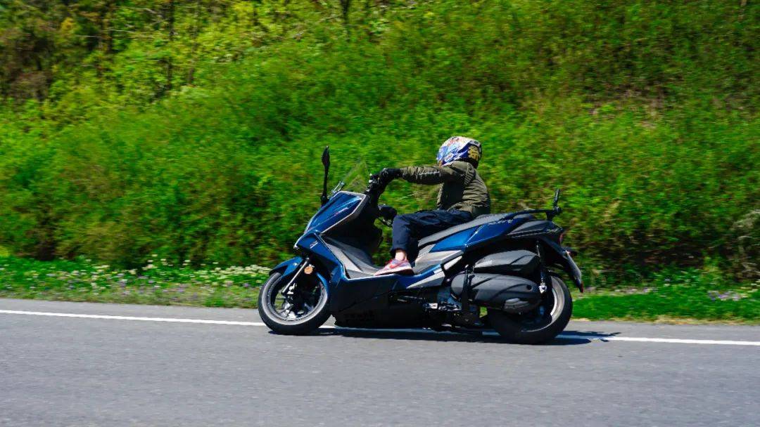舒适平顺好骑，极限倾角同级最大—29980起光阳S250动态评测_搜狐汽车_搜狐网