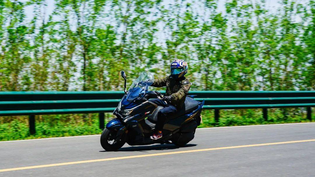 舒适平顺好骑，极限倾角同级最大—29980起光阳S250动态评测_部分_台车_车辆