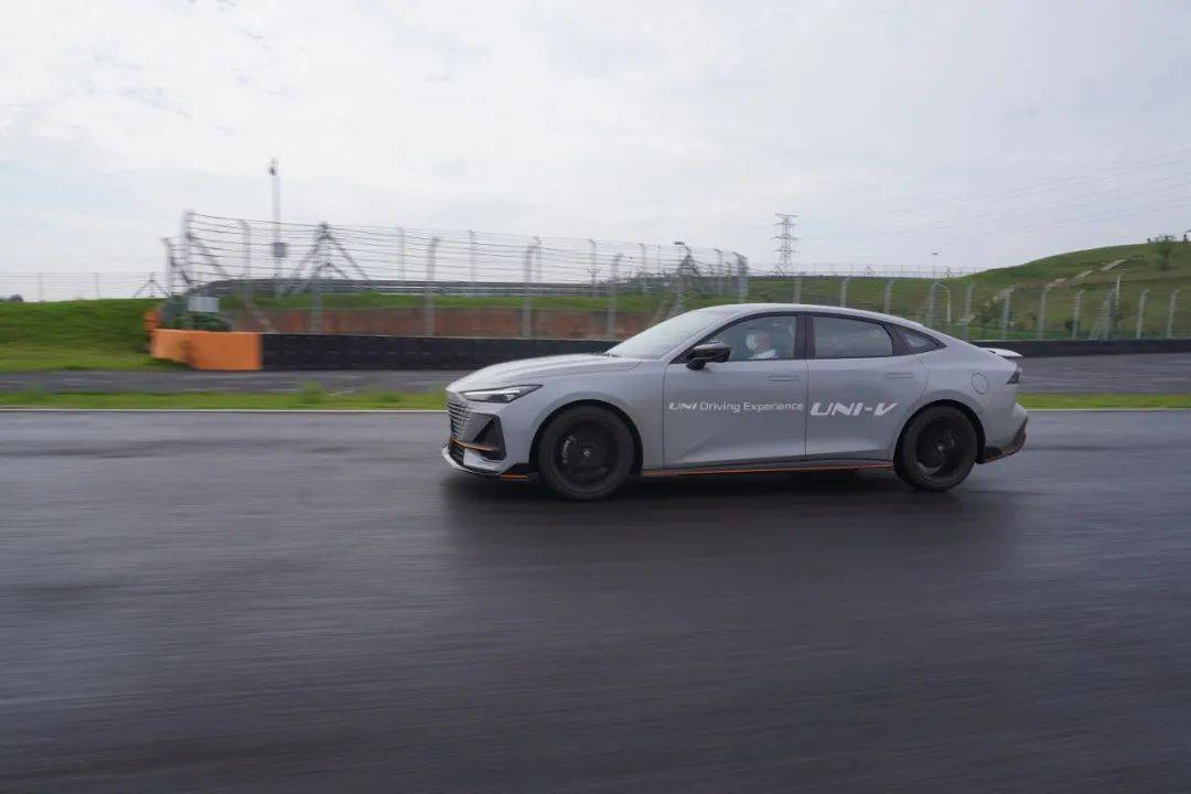 赛道试驾长安UNI-V，1.5T爆发188马力，动态表现如何？_搜狐汽车_搜狐网