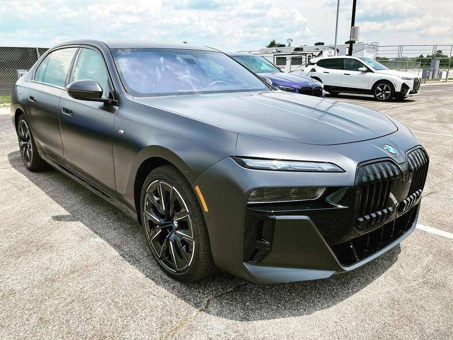 实车感觉还不错 旗舰的气场 全新宝马7系海外街拍_搜狐汽车_搜狐网