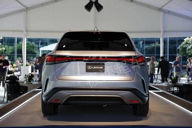 实拍新款雷克萨斯RX：质感满满，2.4T+8AT，气场不输奥迪Q7_搜狐汽车_搜狐网