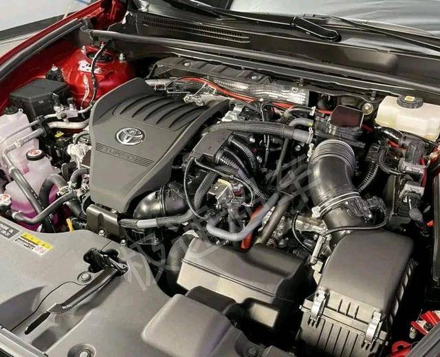 新车：新丰田皇冠实拍，跨界版更帅气，2.4T动力+8AT，全系前驱_搜狐汽车_搜狐网