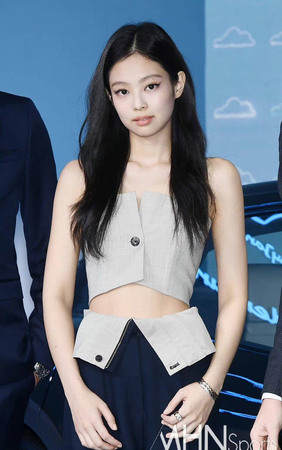 Jennie最新活动图曝光 秀蛮腰直角肩甜笑状态佳-搜狐大视野-搜狐新闻