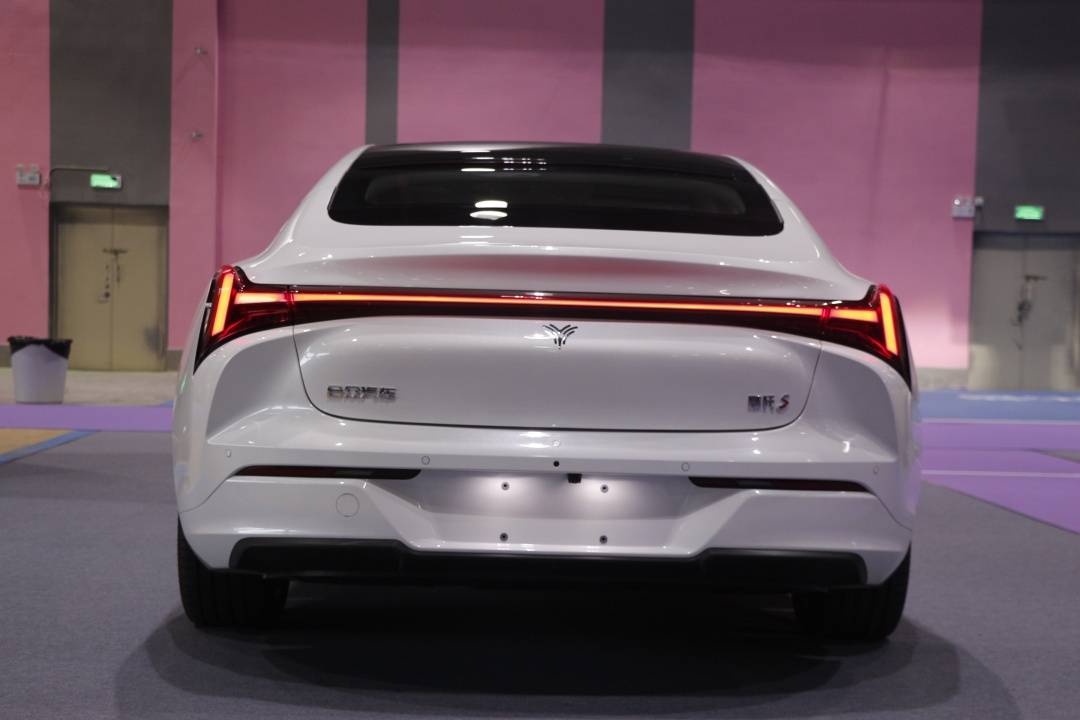 2022华南国际车展：哪吒S遇上长安深蓝SL03，现场大比拼_搜狐汽车_搜狐网