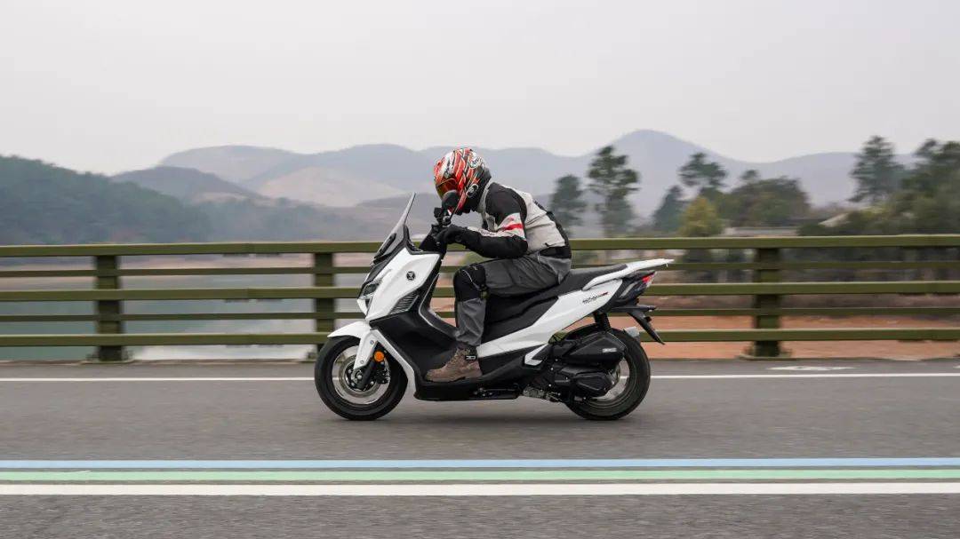 优点突出，略有瑕疵的卷王-15980元无极SR150GT摩智测评_搜狐汽车_搜狐网