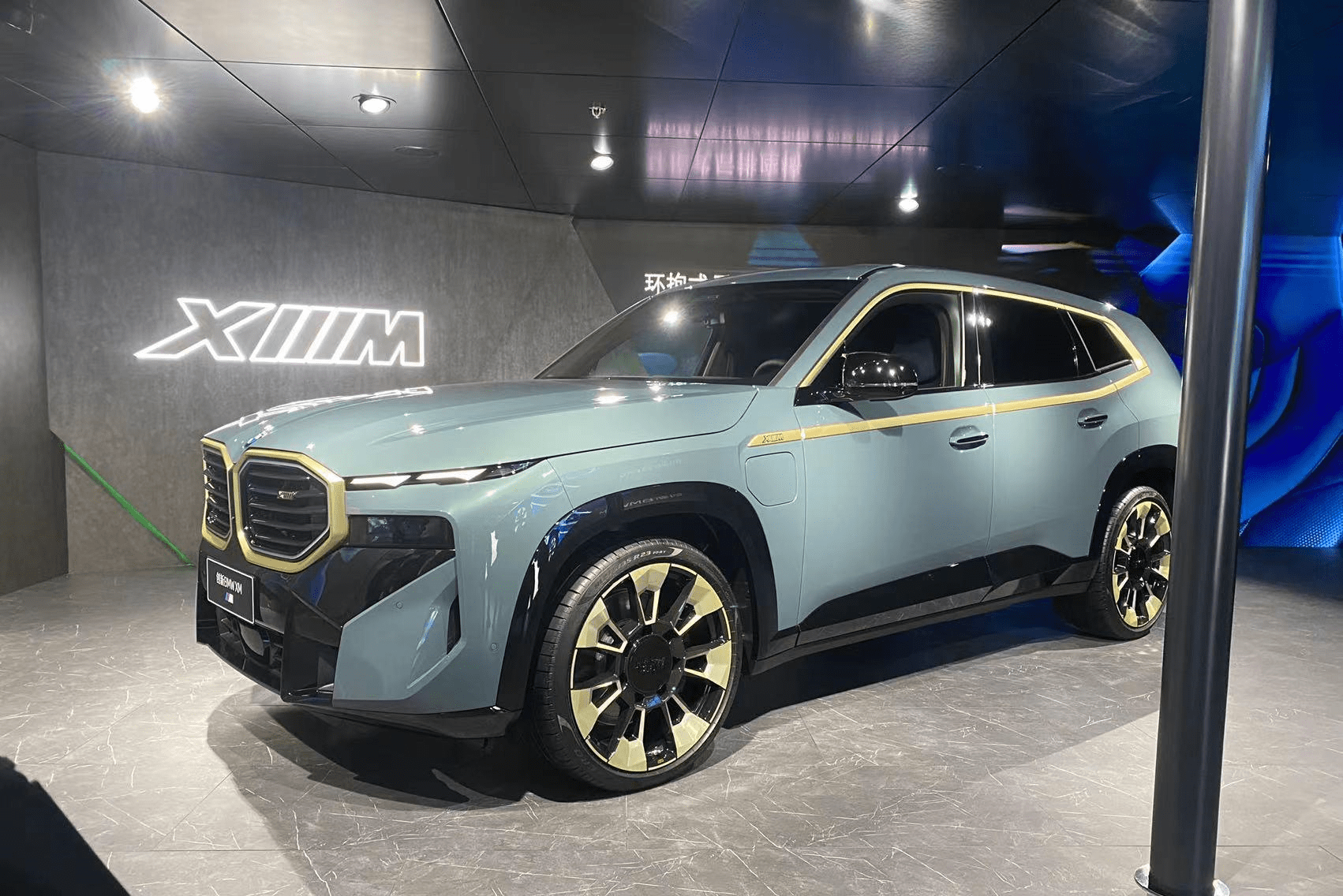 宝马XM亮相广州车展，定位大型旗舰SUV，搭载插电式混动技术_搜狐汽车_搜狐网