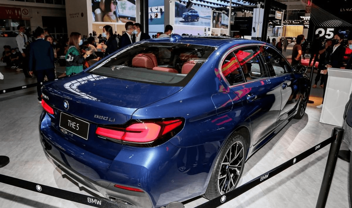 手持50万预算买车，宝马5系对比蔚来ET7，差异在哪里？_搜狐汽车_搜狐网