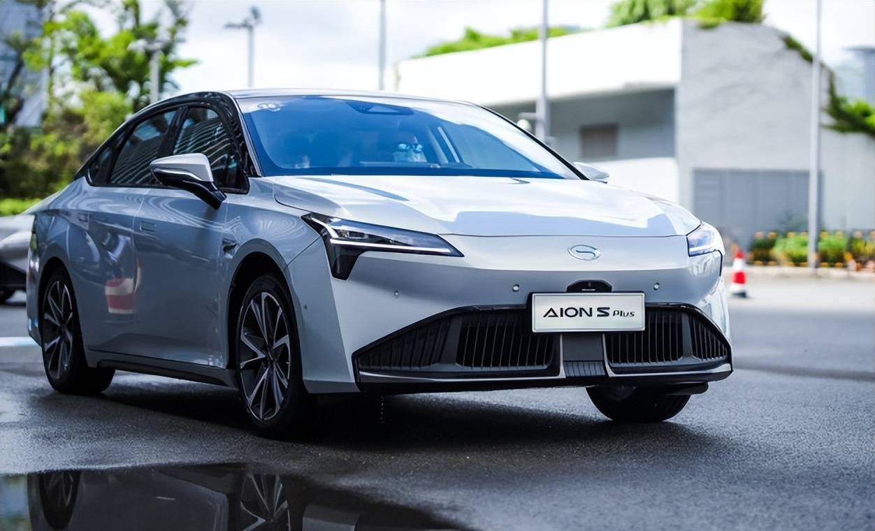 配置很顶，价格很美，AION S Plus70乐享版来袭，能吸引年轻人吗？_搜狐汽车_搜狐网