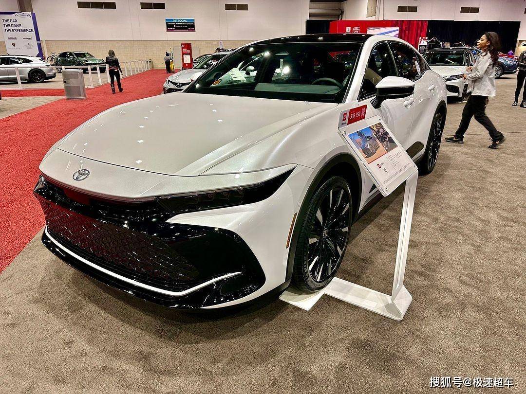 丰田CROWN引领“新风潮”，2.4T+6AT，国产版配置全面升级_搜狐汽车_搜狐网