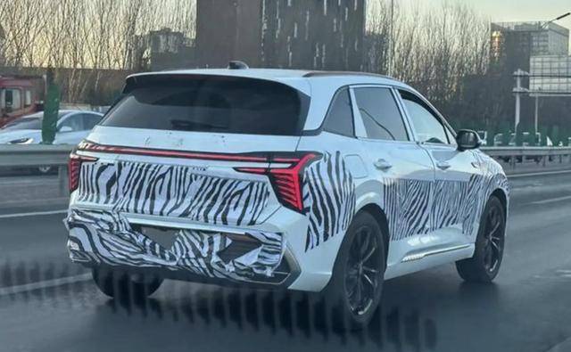 全新红旗HS3内饰曝光：定位紧凑型SUV 搭曲面中控屏！或7月发布？_搜狐汽车_搜狐网