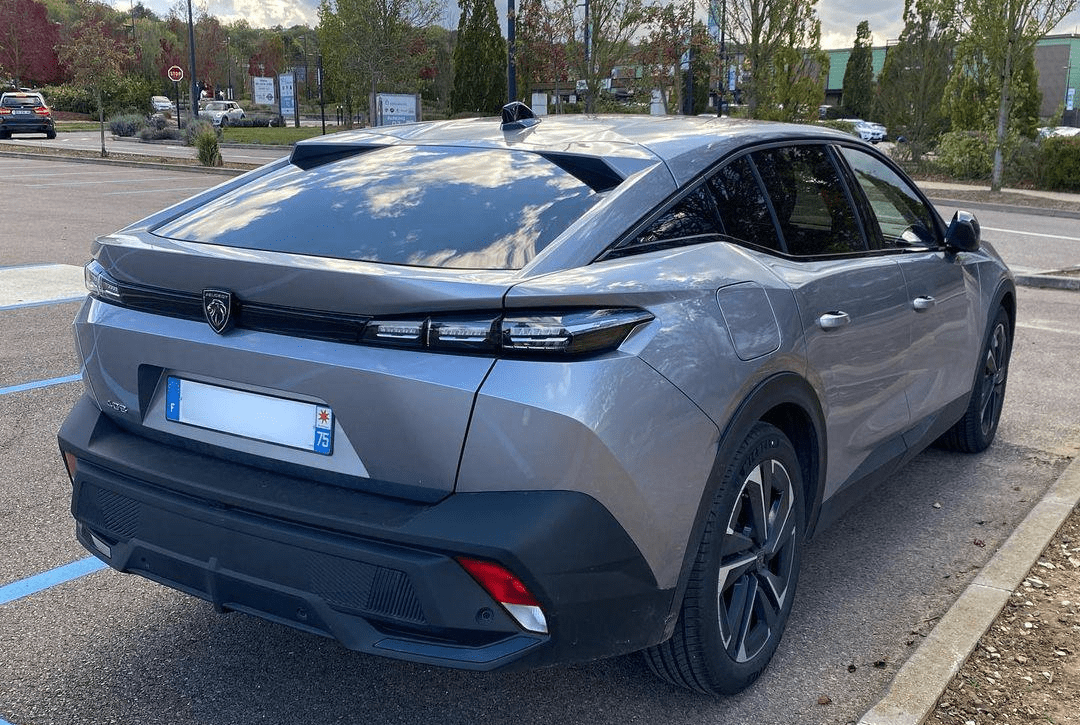 搭1.6T+8AT动力！全新标致408X海外实车，和雪铁龙凡尔赛谁更帅？_搜狐汽车_搜狐网