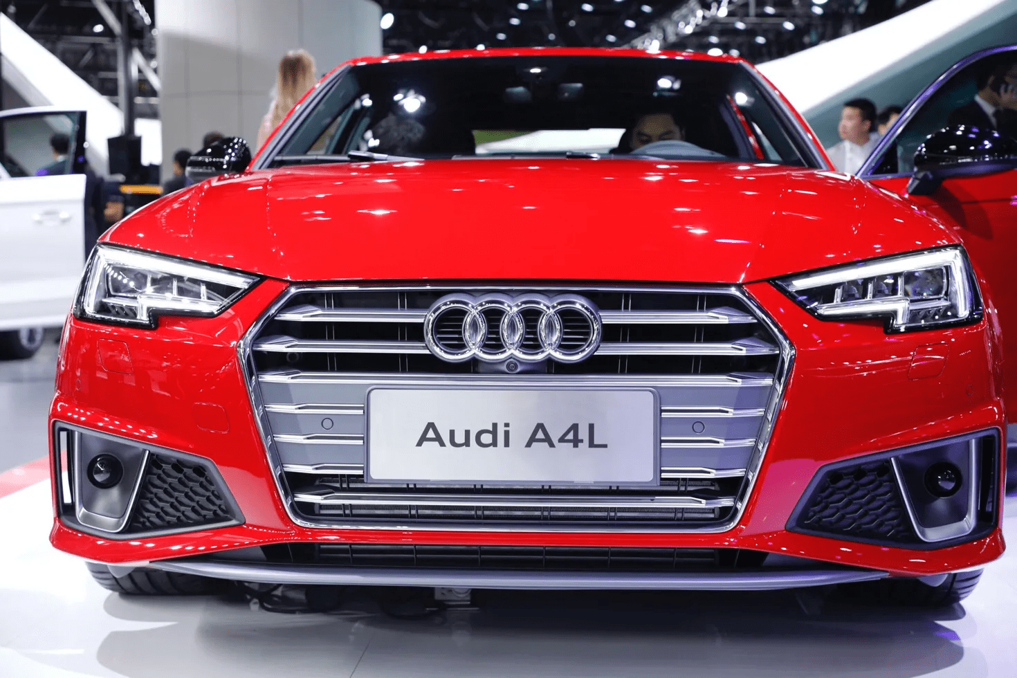 这一代奥迪A4L凭借着凌厉的外观造型和丰富的高科技赢得了许多消费者的喜爱_搜狐汽车_搜狐网